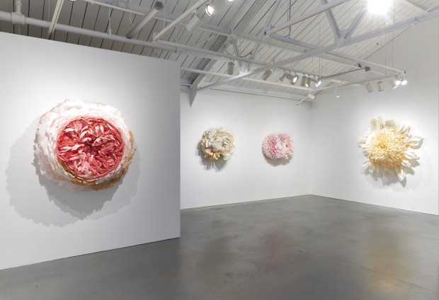 « What Befell Us » : l’exposition de fleurs géantes de l’artiste ...